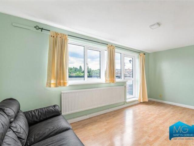 2 bedroom maisonette for rent in Old Farm Road, East Finchley, London, N2