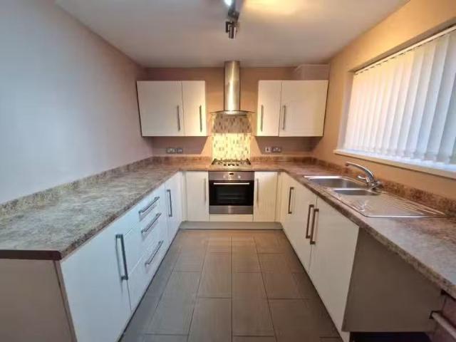 2 bedroom maisonette for rent in Parkdale Drive, B31