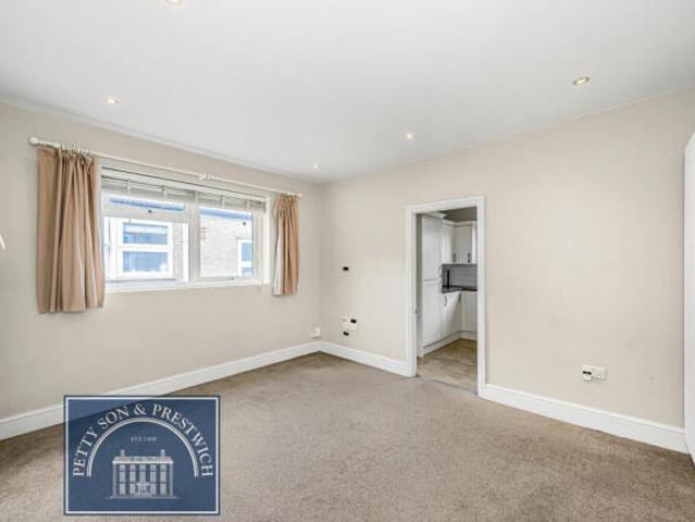 2 bedroom maisonette for rent in Peel Road, South Woodford, E18