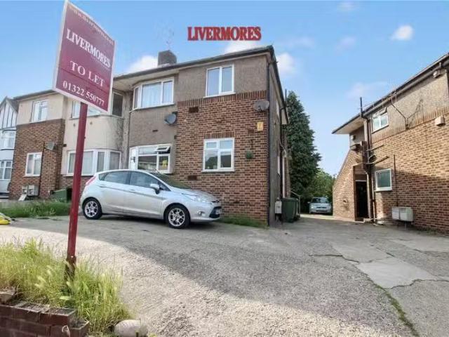 2 bedroom maisonette for rent in Perry Street, Crayford, Kent.