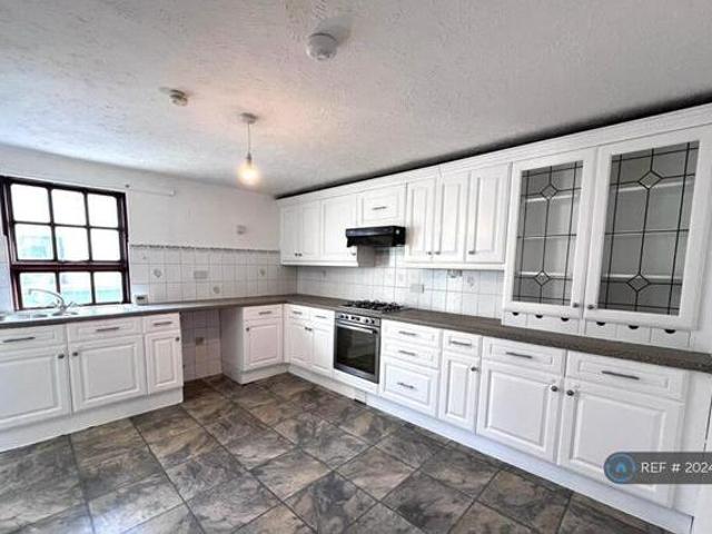 2 Bedroom Maisonette For Rent In Pontypool