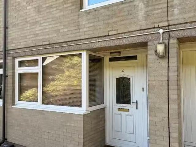 2 bedroom maisonette for rent in Plas y coed, Lake Road East.