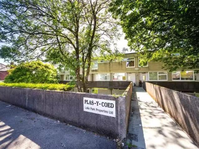 2 bedroom maisonette for rent in Plas Y Coed, Lake Road East.