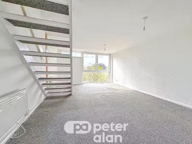 2 bedroom maisonette for rent in Plas y coed, Lake Road East.
