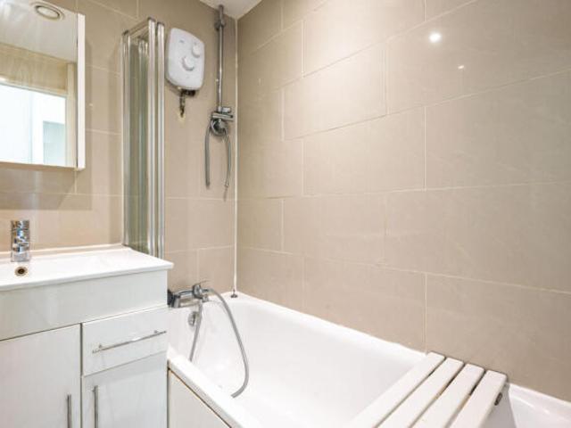 2 bedroom maisonette for rent in Prince of Wales Close, Hendon, London, NW4