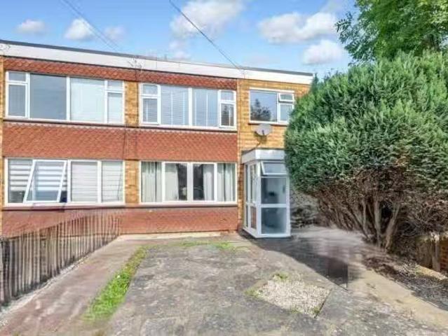 2 bedroom maisonette for rent in Priory Road, Loughton, Esinte.