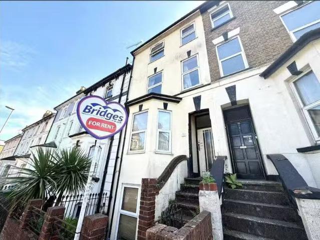 2 bedroom maisonette for rent in Queens Road, Aldershot, Hamps.