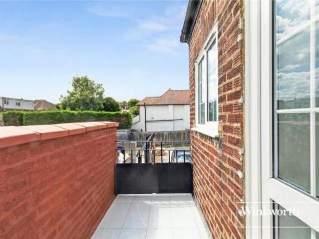 2 bedroom maisonette for rent in Regents Park Road, London, N3