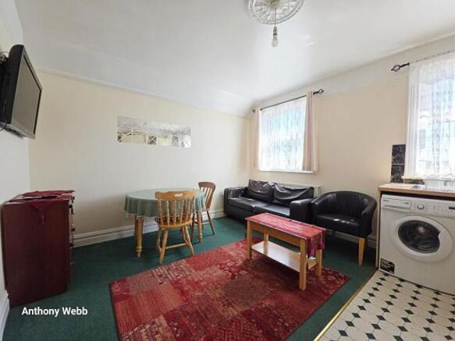 2 bedroom maisonette for rent in River Avenue, Palmers Green, London N13