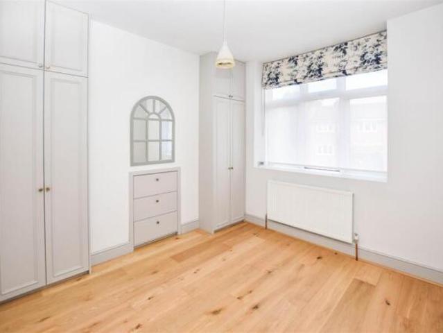 2 bedroom maisonette for rent in Robinson Road, Colliers Wood, SW17