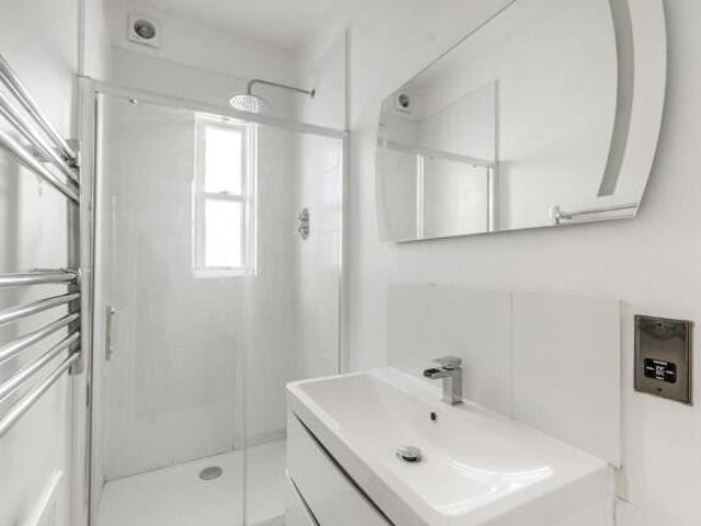 2 bedroom maisonette for rent in Rossiter Road, Balham, London, SW12