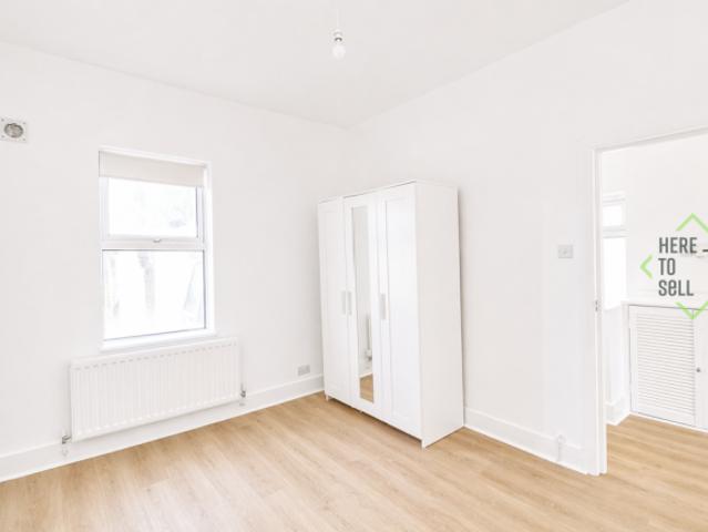 2 bedroom maisonette for rent in Russell Road, Bowes Park, N13