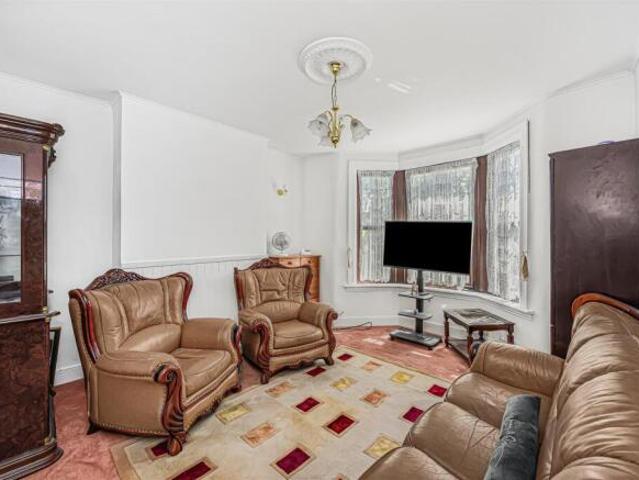 2 bedroom maisonette for rent in Scotts Road, Leyton, E10