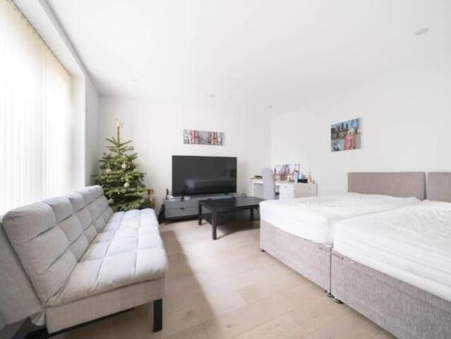 2 bedroom maisonette for rent in Singapore Road, London, W13