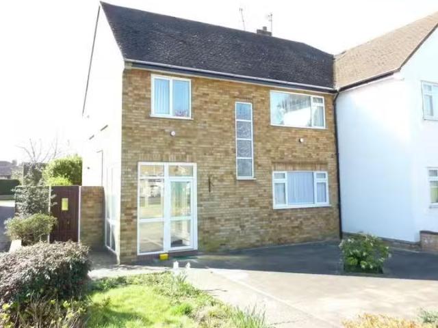 2 bedroom maisonette for rent in Station Close, Brookmans Park.