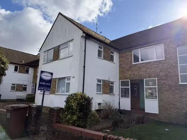 2 bedroom maisonette for rent in Station Close, Hatfield, AL9