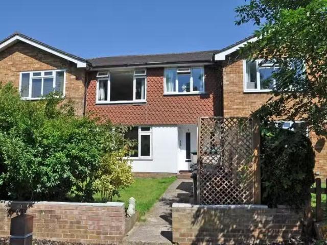 2 bedroom maisonette for rent in Station Row, Shalford, GU4