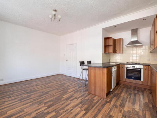 2 bedroom maisonette for rent in Stanley Park Road, Carshalton, Surrey, SM5