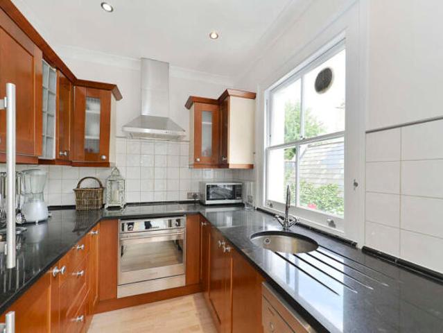 2 bedroom maisonette for rent in Sydney Street, London, SW3