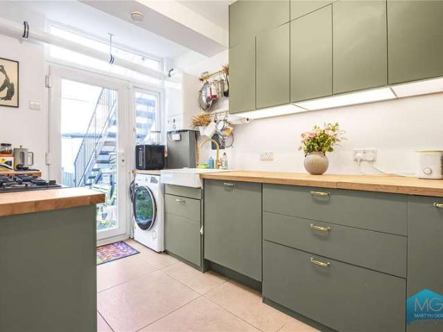 2 Bedroom Maisonette Flat