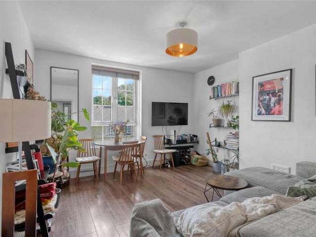 2 Bedroom Maisonette Flat