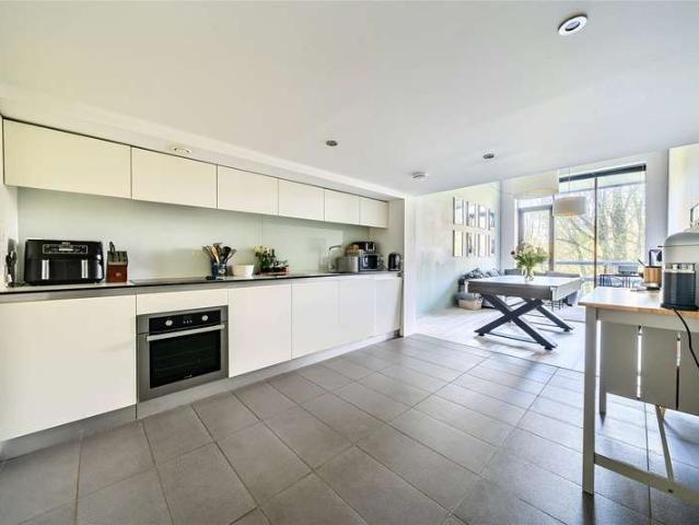 2 Bedroom Maisonette Flat
