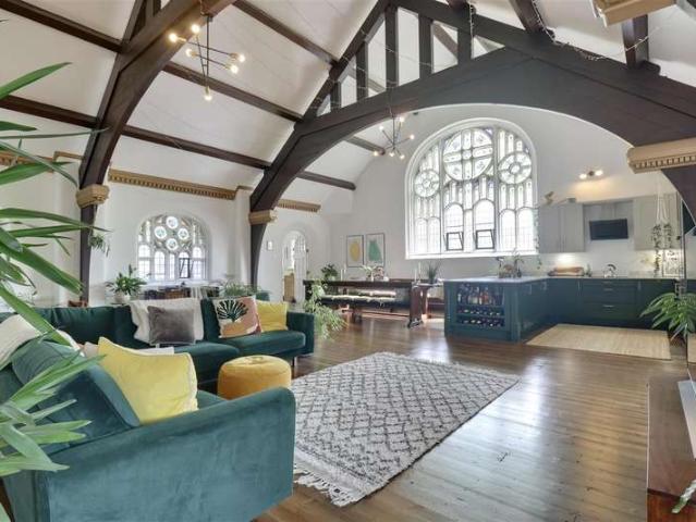2 Bedroom Maisonette Flat