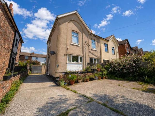 2 Bedroom Maisonette Flat