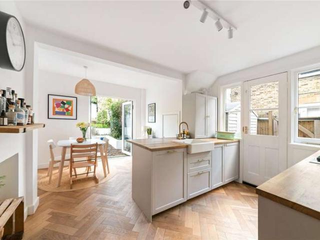 2 Bedroom Maisonette Flat