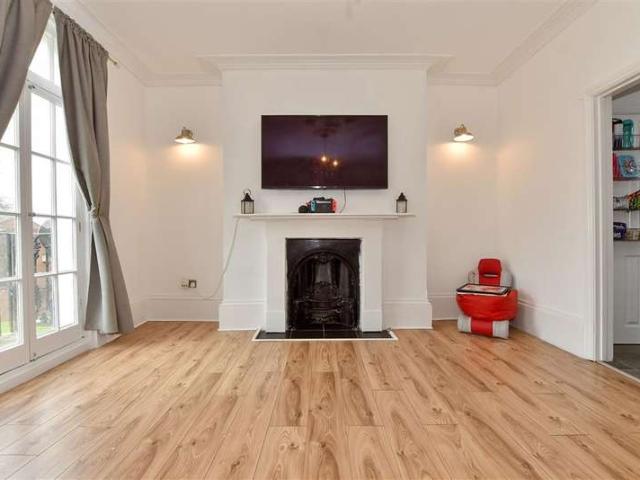 2 Bedroom Maisonette Flat