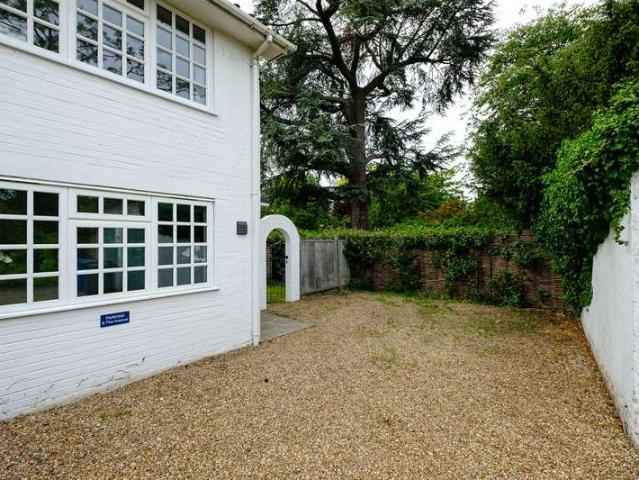 2 Bedroom Maisonette Flat