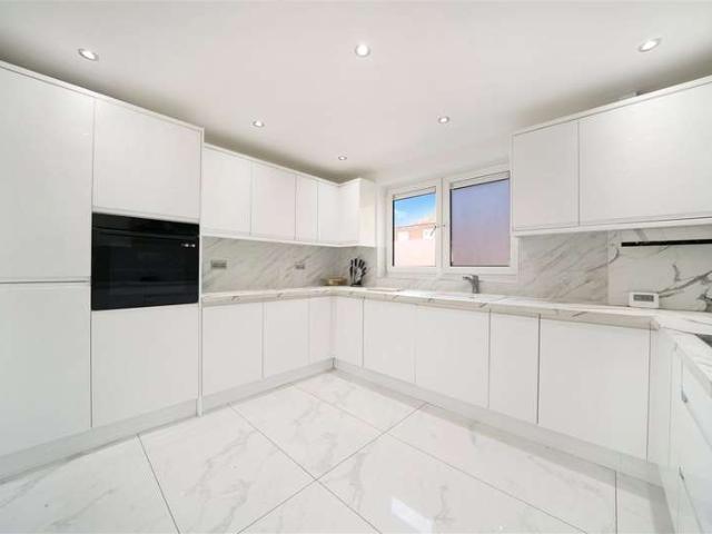 2 Bedroom Maisonette Flat
