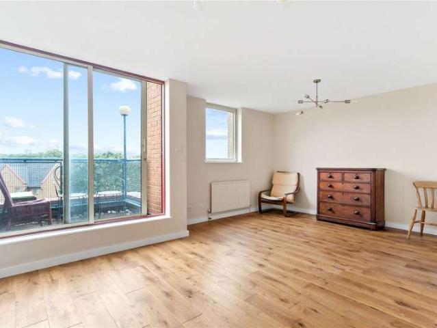 2 Bedroom Maisonette Flat
