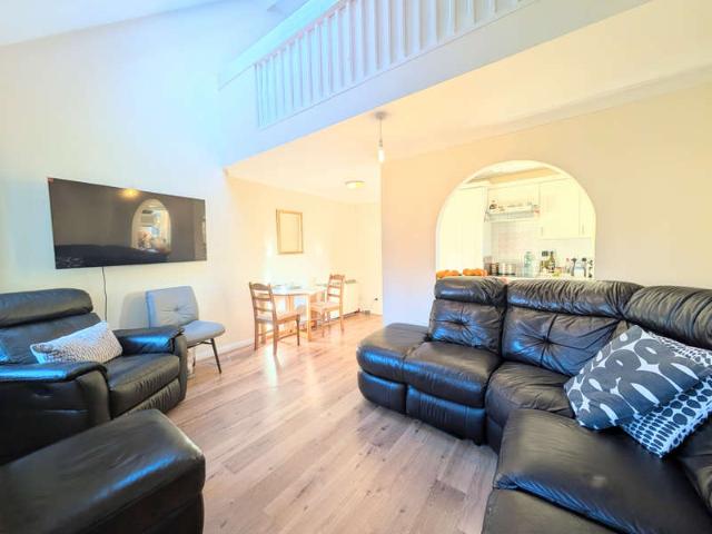 2 Bedroom Maisonette Flat