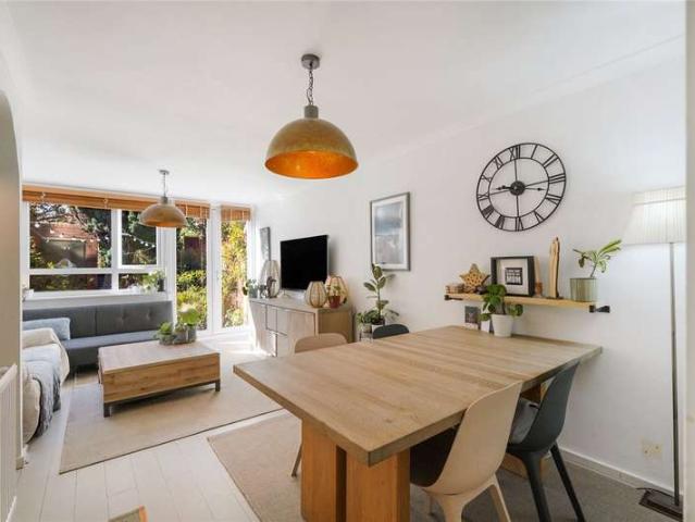 2 Bedroom Maisonette Flat