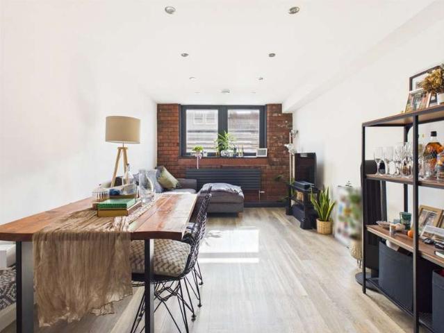 2 Bedroom Maisonette Flat