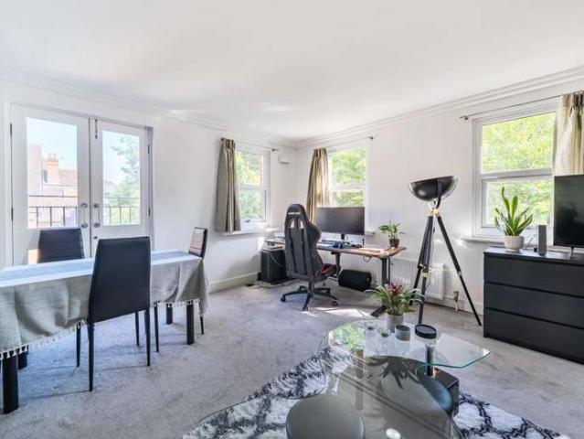 2 Bedroom Maisonette Flat