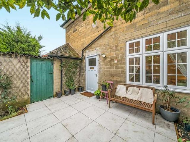2 Bedroom Maisonette Flat