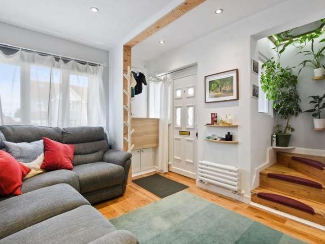 2 Bedroom Maisonette Flat