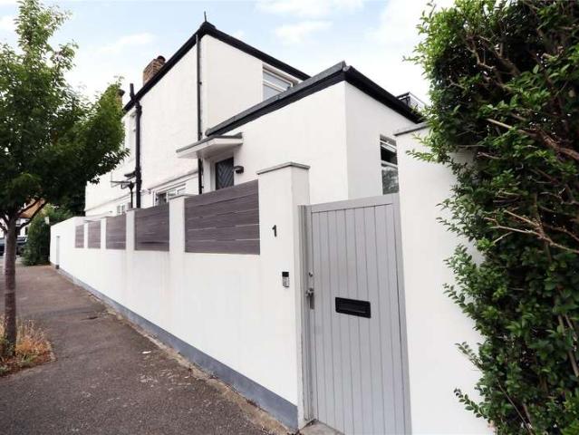2 Bedroom Maisonette Flat