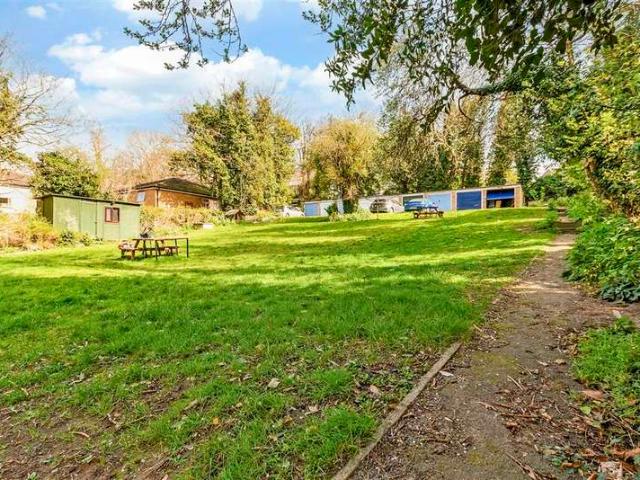 2 Bedroom Maisonette Flat