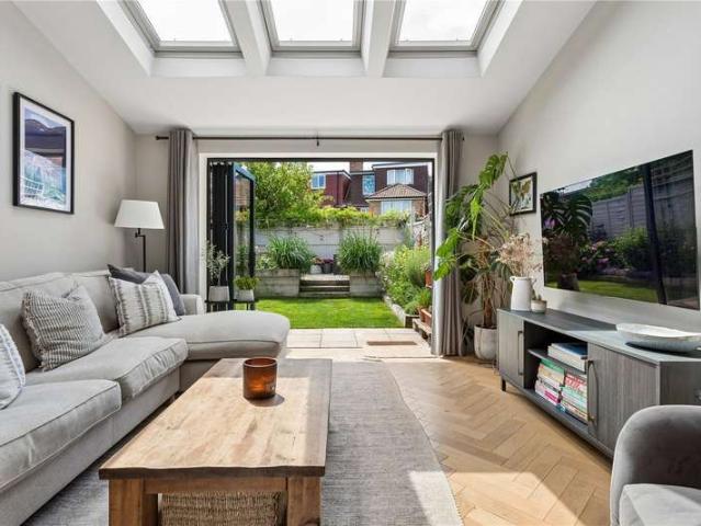 2 Bedroom Maisonette Flat
