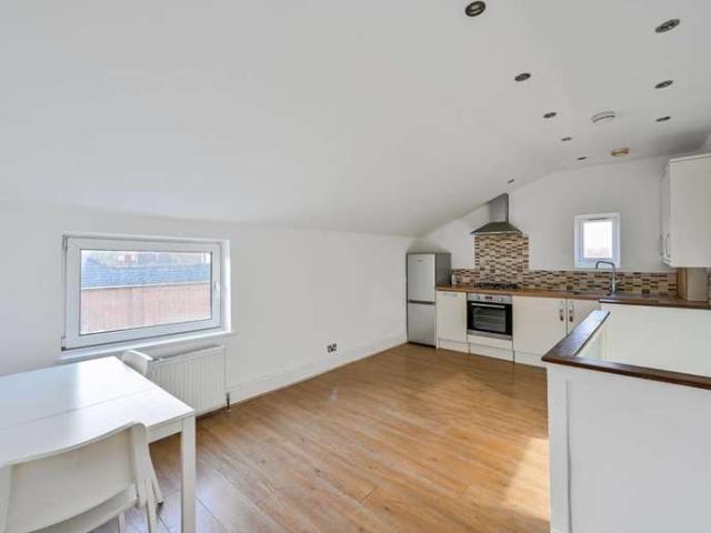 2 Bedroom Maisonette Flat