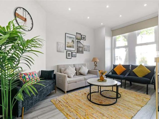 2 Bedroom Maisonette Flat