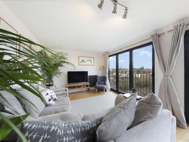 2 Bedroom Maisonette Flat