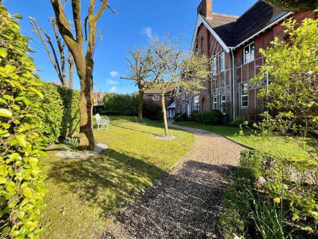 2 Bedroom Maisonette Flat