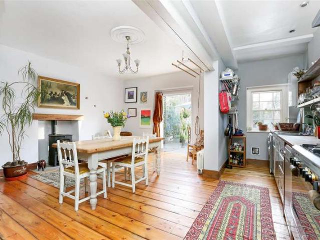 2 Bedroom Maisonette Flat