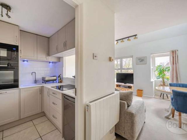 2 Bedroom Maisonette Flat