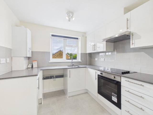 2 bedroom Maisonette in Frimley High Street, Camberley