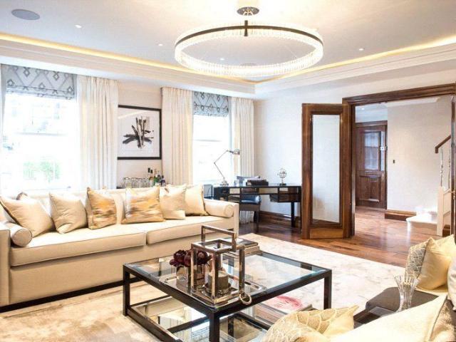 2 bedroom mansion flat with 2 receptions and 2 bathrooms in London, W1K